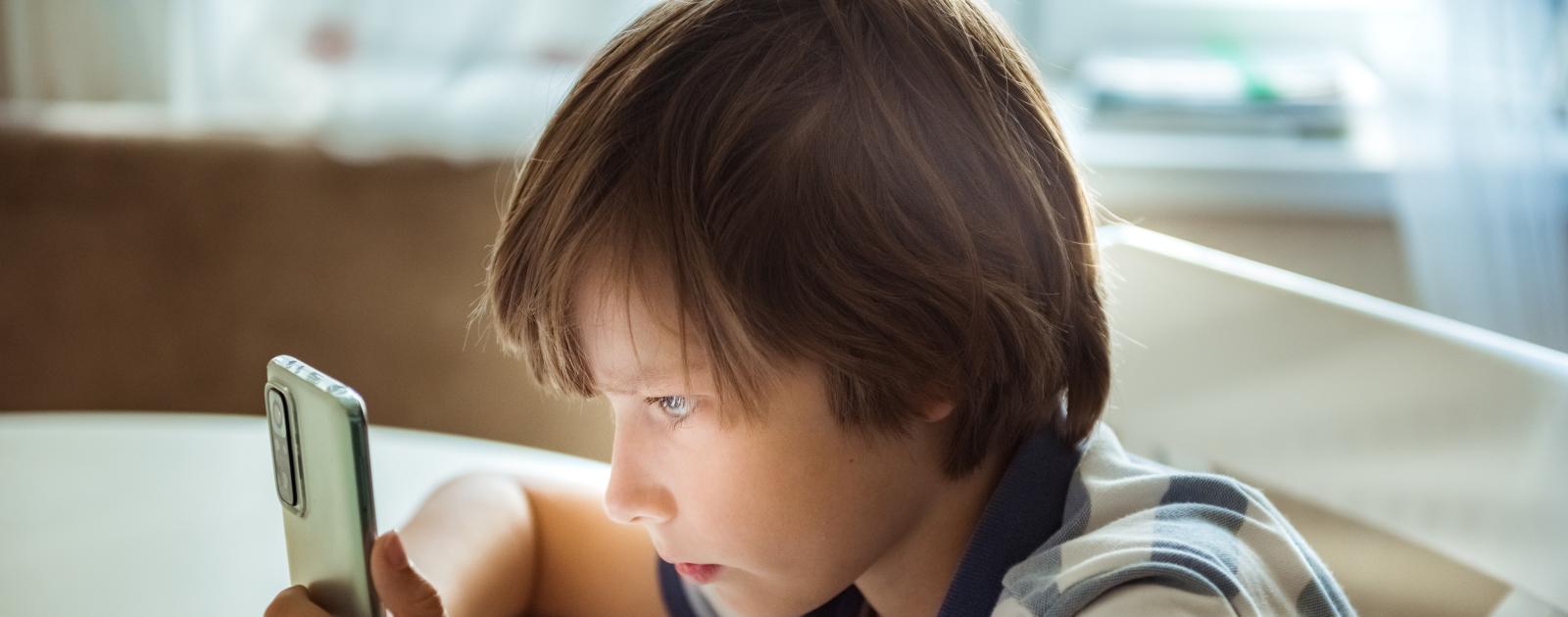Adolescence, orientation et réseaux sociaux : interdire ou accompagner ...
